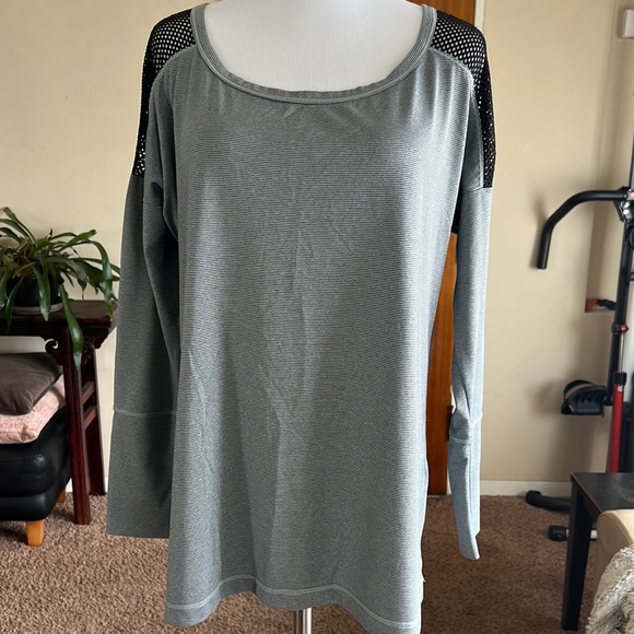 Zella | Tops | Zella Workout Top With Mesh Shoulders And Top Of Back ...